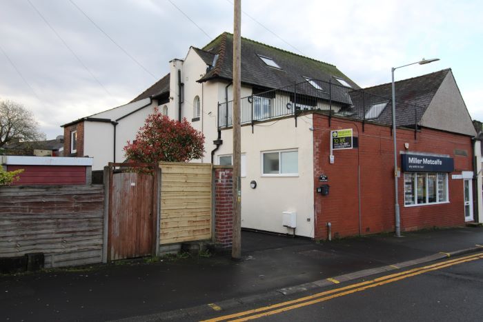 1 bed flat to rent in Lea Gate Close, Bolton BL2, £795 pcm - Zoopla