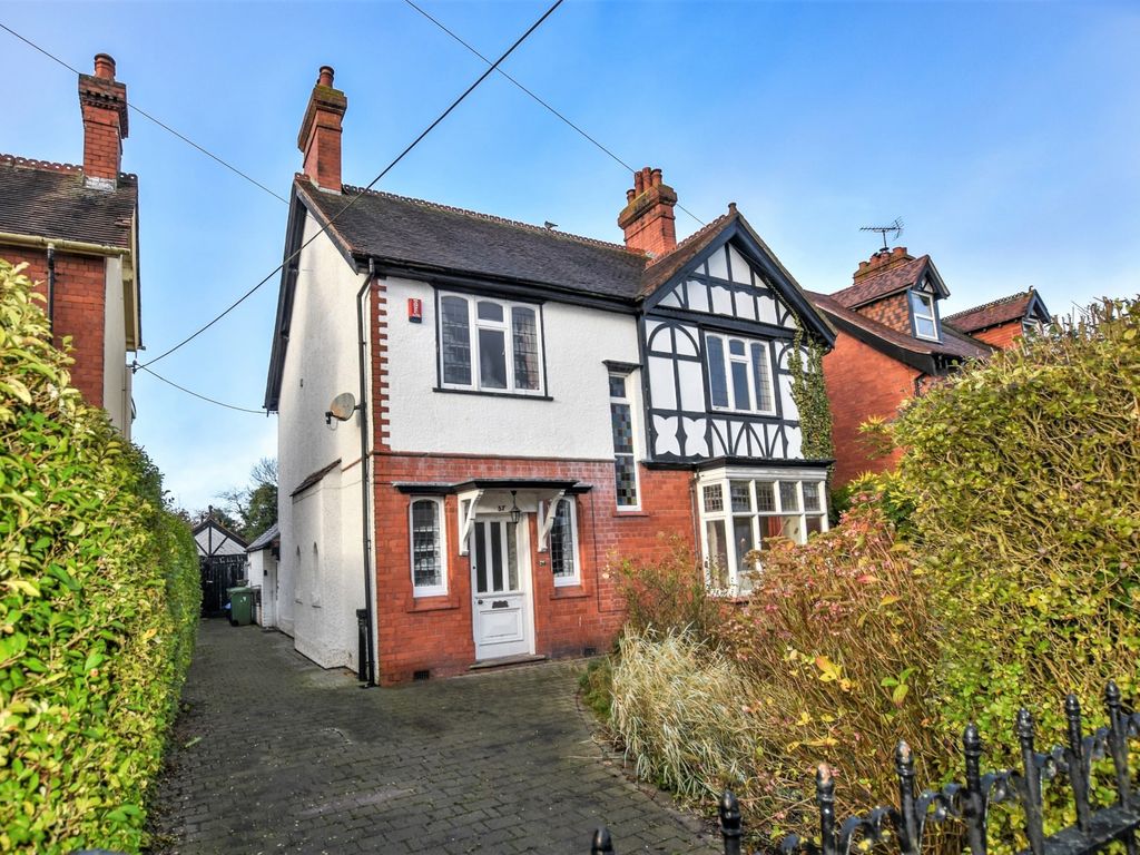 4 Bed Detached House For Sale In Alexandra Road Market Drayton Tf9