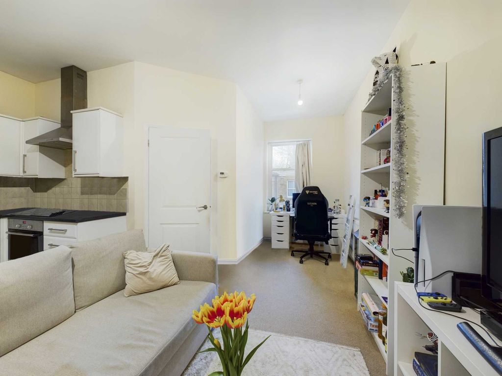 1 bed flat for sale in Frogmore Street, Tring HP23, £180,000 - Zoopla