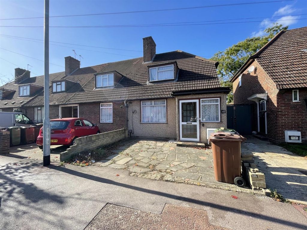 3 Bed End Terrace House To Rent In Bennetts Castle Lane Becontree