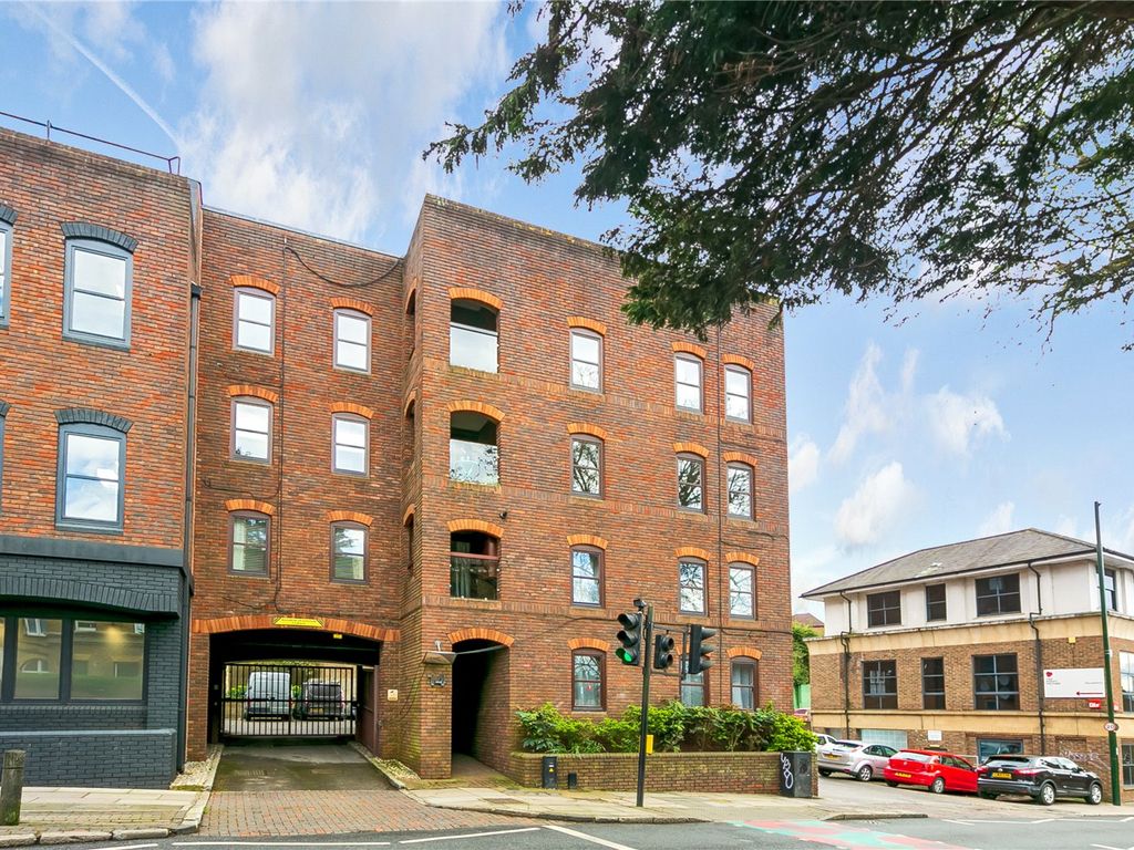 2 bed flat for sale in Petersham Road, Richmond TW10 - Zoopla