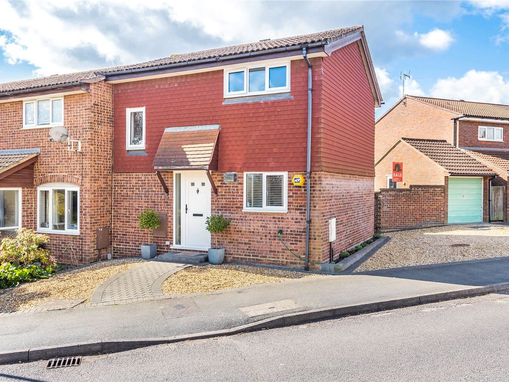 2 Bed End Terrace House For Sale In Tamar Way Wokingham Berkshire