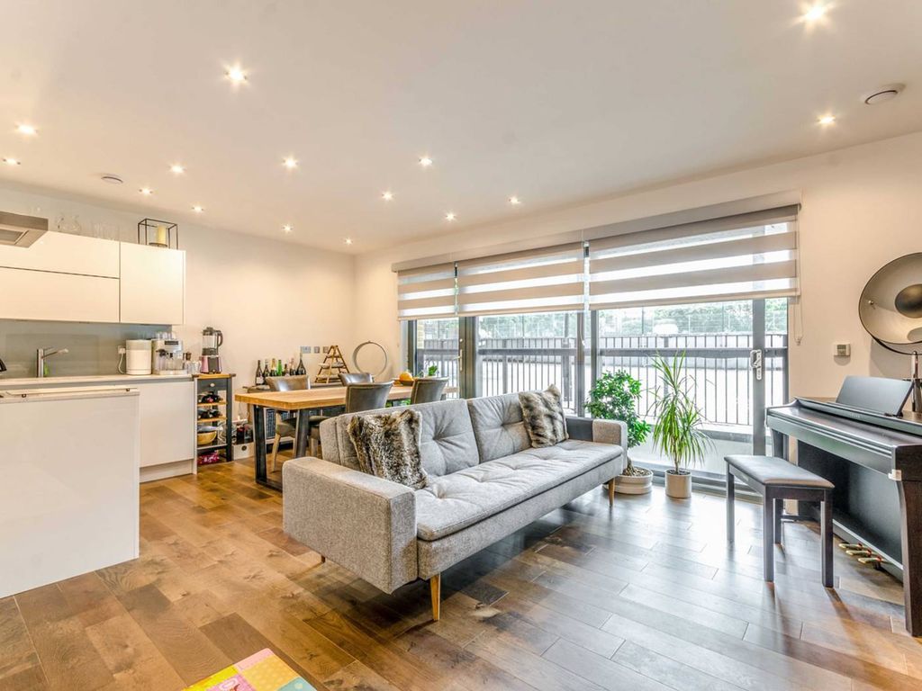 2 bed flat to rent in Paton Street, Clerkenwell, London EC1V - Zoopla