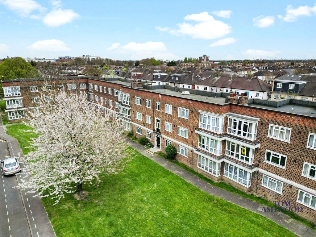 2 bed flat for sale in Longbridge Road, Barking IG11, £230,000 - Zoopla