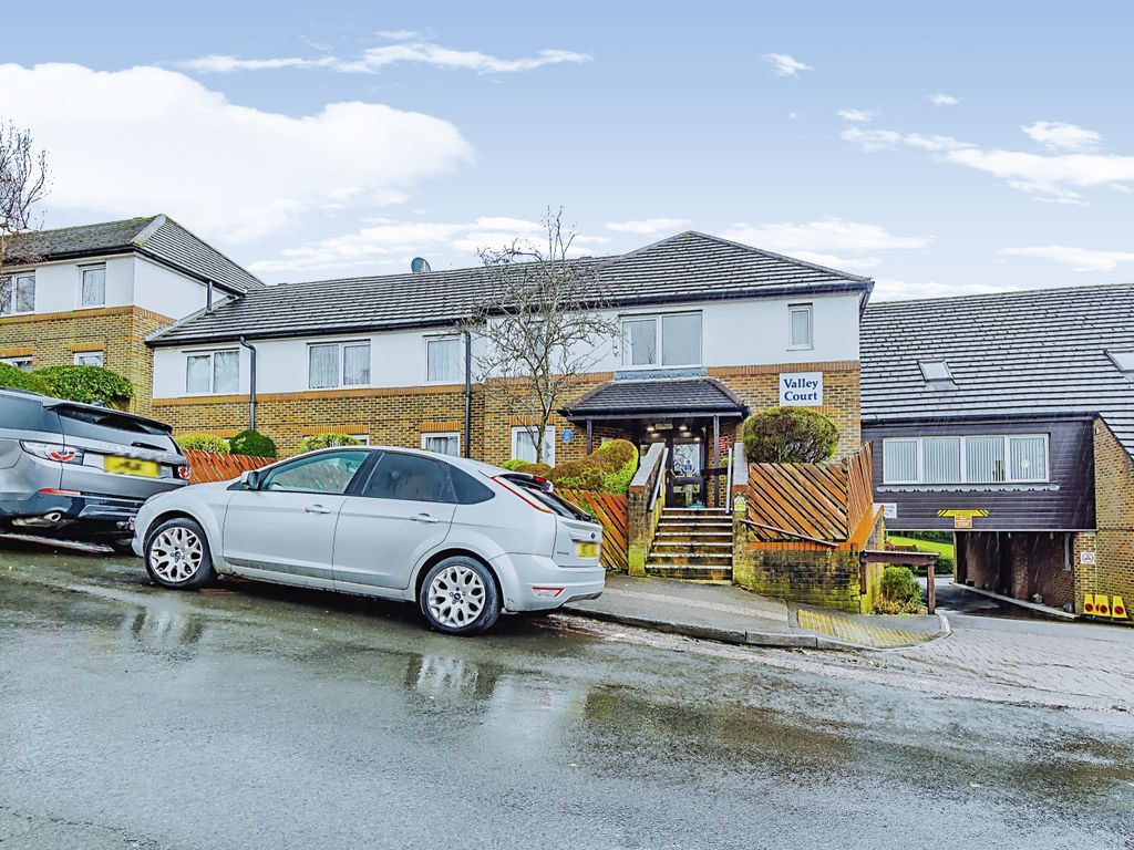 1 bed flat for sale in Valley Court, Beechwood Gardens, Caterham ...