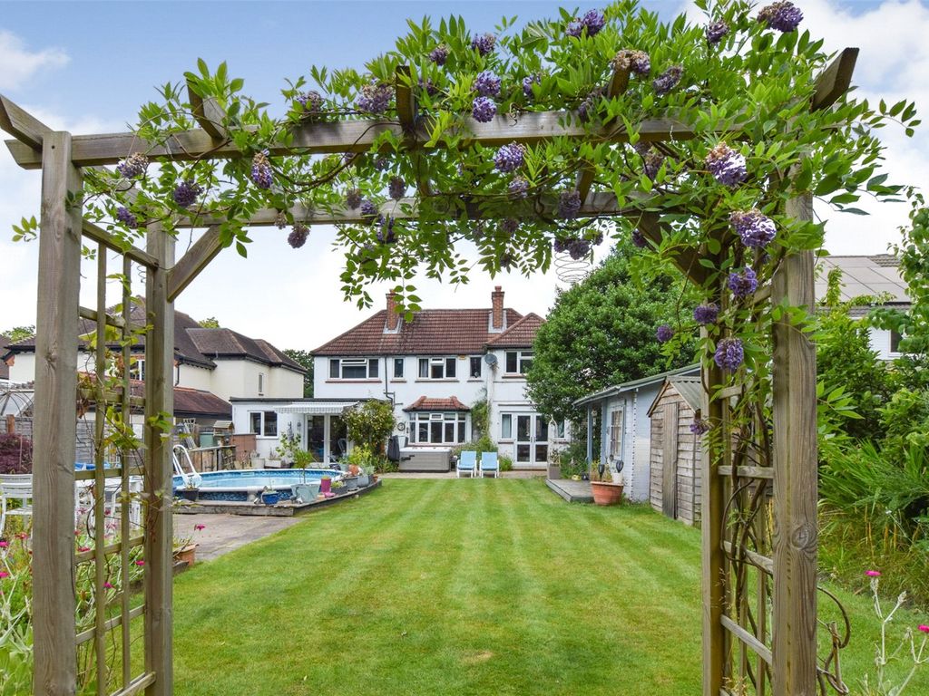 4 Bed Detached House For Sale In Prospect Avenue Farnborough