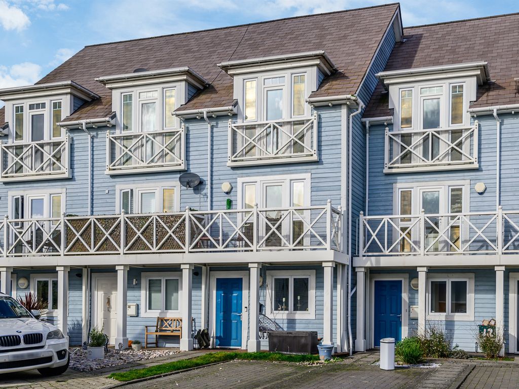 4 bed terraced house for sale in Crossfield Walk, Snodland ME6 - Zoopla