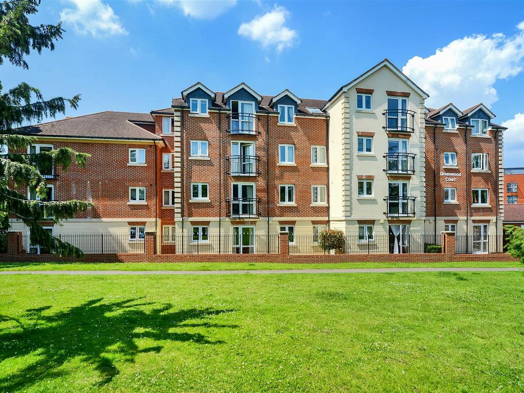 2 bed flat for sale in The Parade, Epsom KT18, £275,000 - Zoopla