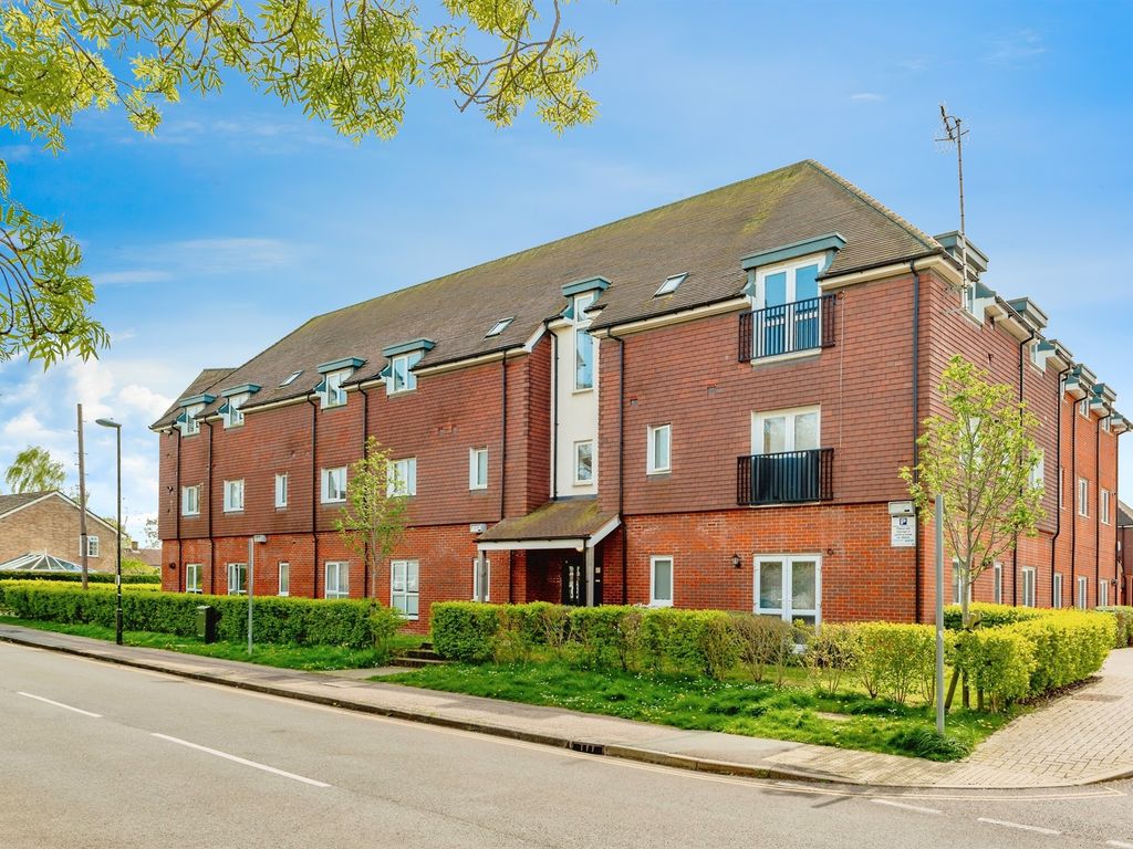2 bed flat for sale in Forge Road, Crawley RH10, £104,000 - Zoopla