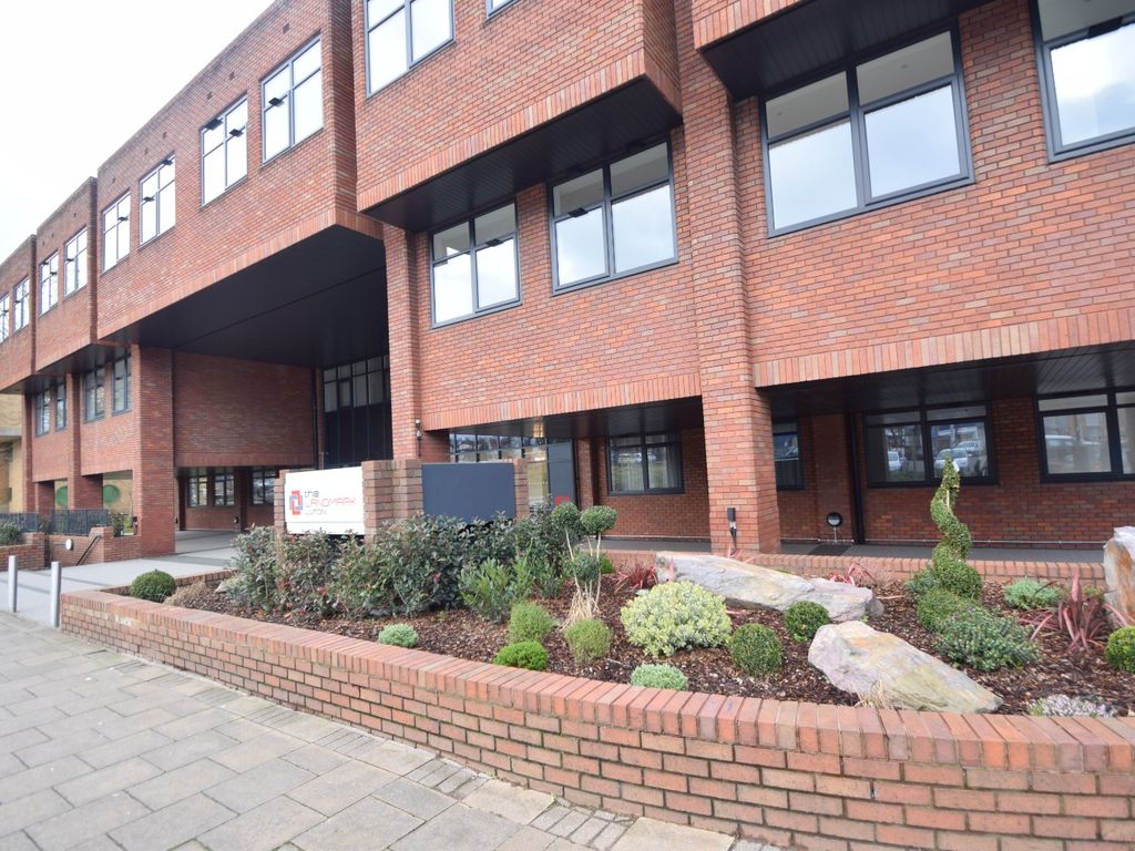 1 bed flat to rent in Flowers Way, Luton, Bedfordshire LU1, £800 pcm ...