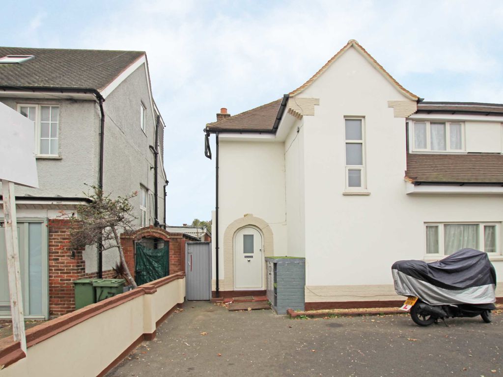 2 bed flat to rent in Clifford Avenue, London SW14, £1,700 pcm - Zoopla