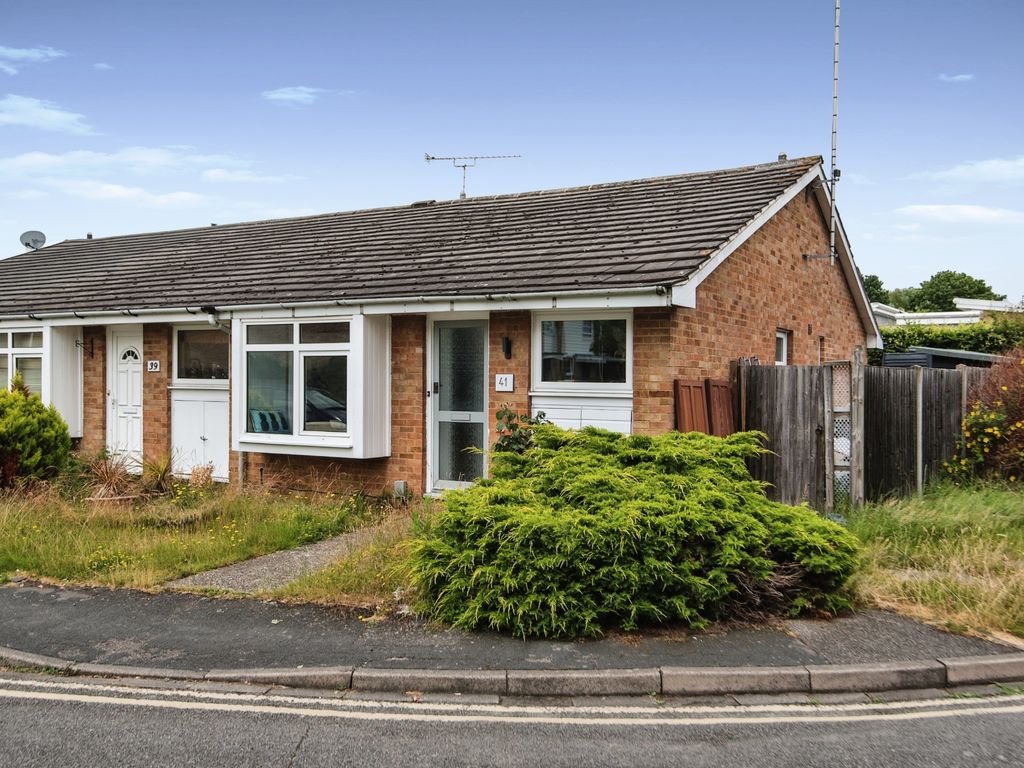 3 bed end terrace house for sale in Silversmiths Way, Woking GU21 - Zoopla