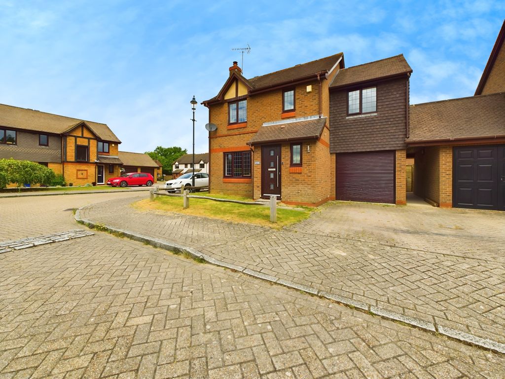 4 bed link detached house for sale in Burns Close, Horsham RH12, £ ...