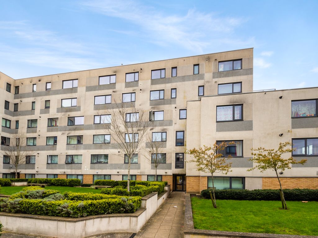 2 bed flat to rent in Town Lane, Staines TW19 - Zoopla