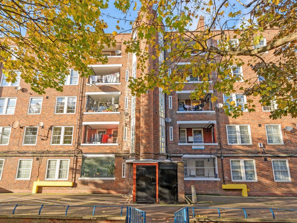 3 bed flat for sale in Kinglake Estate, London SE17, £375,000 - Zoopla