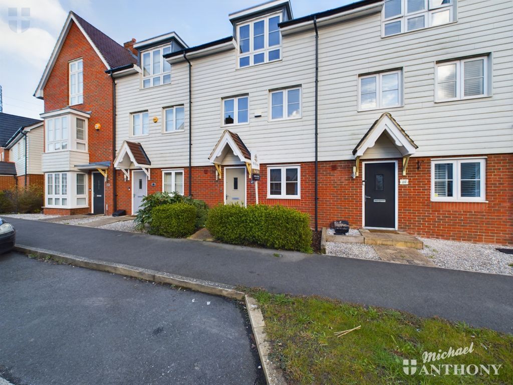 4 bed terraced house for sale in Avalon Street, Aylesbury ...