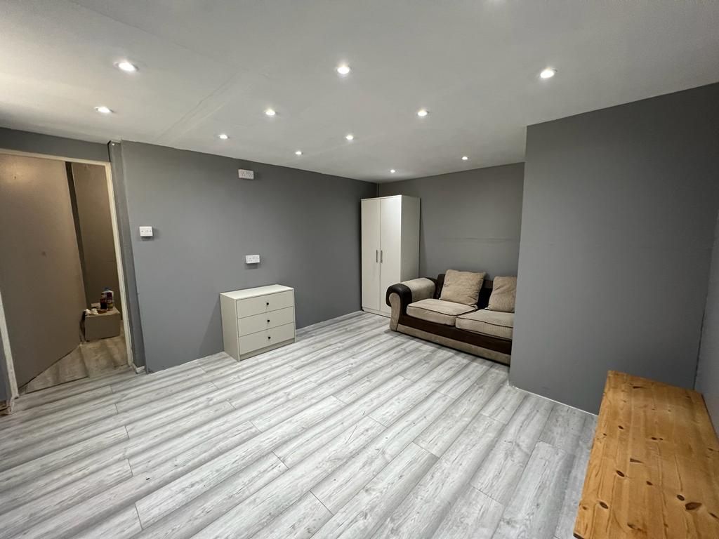 1 bed flat to rent in Market Place, Gerrards Cross SL9, £1,195 pcm - Zoopla