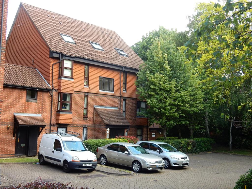 1 bed flat to rent in Clowser Close, Sutton SM1, £1,200 pcm - Zoopla