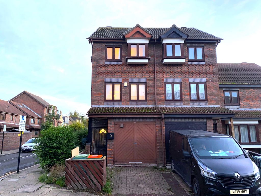 4 bed town house to rent in Sorrel Gardens, Beckton, London E6, £2,995 ...