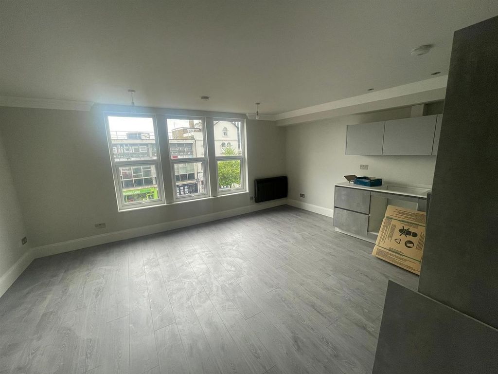 2 bed flat to rent in The Glades Shopping Centre, High Street, Bromley BR1 - Zoopla