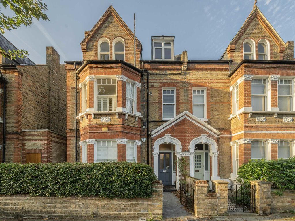 2 bed flat to rent in Lessar Avenue, London SW4, £2,496 pcm - Zoopla