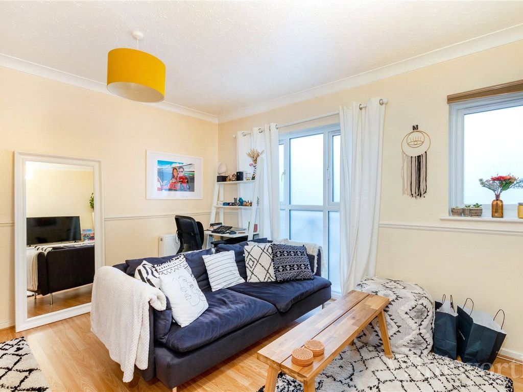 1 bed flat to rent in Glastonbury Court, Farrow Lane, London SE14, £ ...