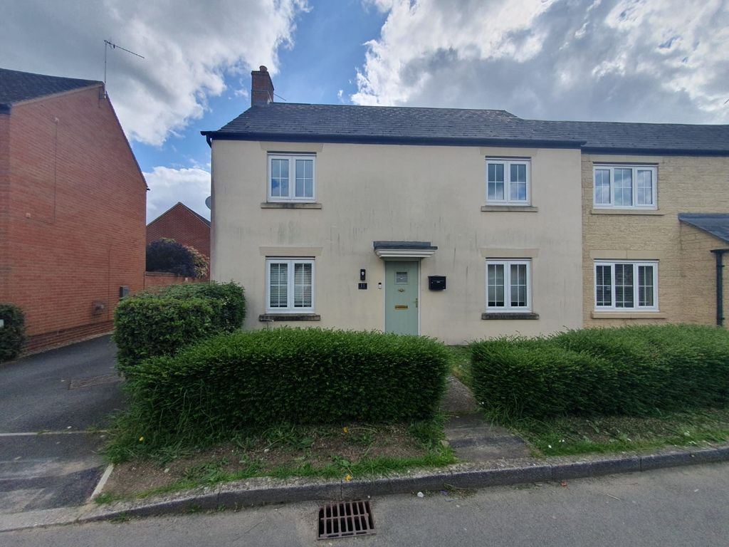4 Bed Semi Detached House For Sale In Stardust Crescent Swindon Sn25