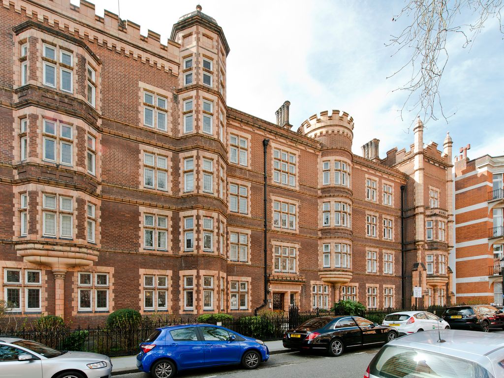 2 bed flat to rent in Kensington Court, Kensington, Hyde Park, London ...