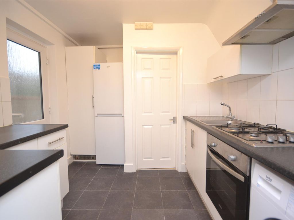 3 bed terraced house to rent in Surrey Road, Reading, Berkshire RG2, £1,600 pcm - Zoopla