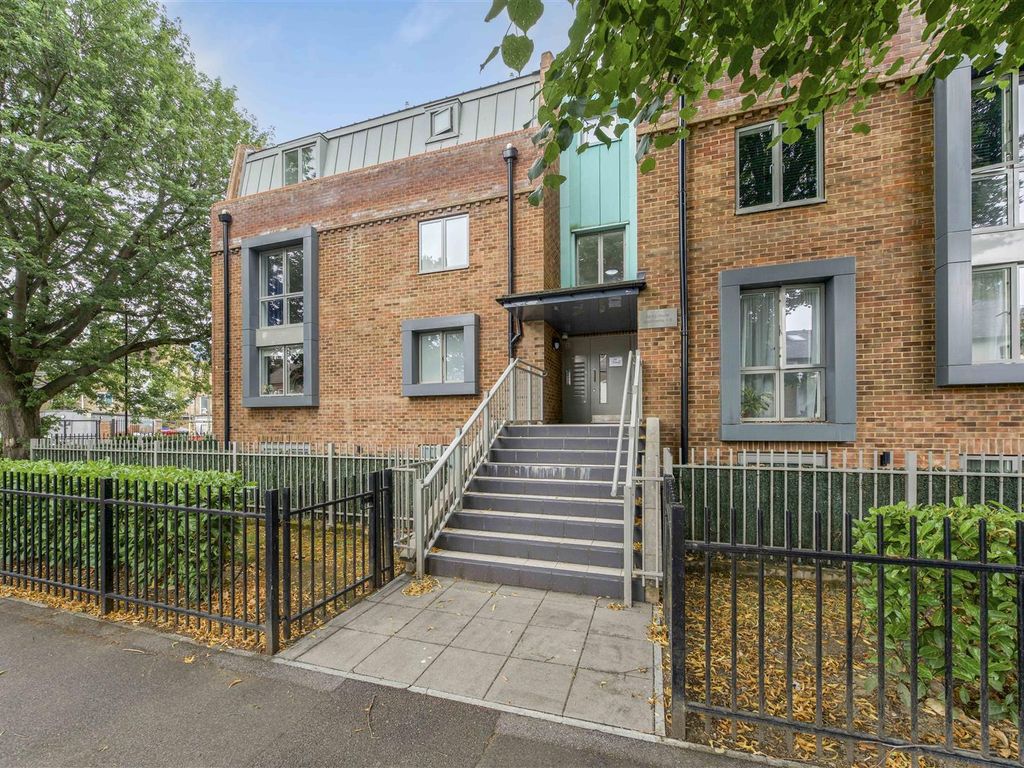2 bed flat for sale in Clifton Road, Isleworth TW7, £172,000 - Zoopla