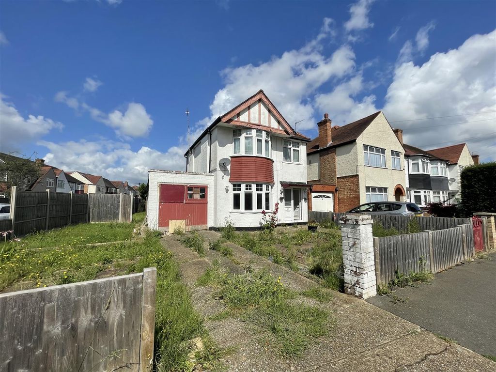 3 bed property to rent in Windsor Avenue, Hillingdon, Uxbridge UB10, £ ...