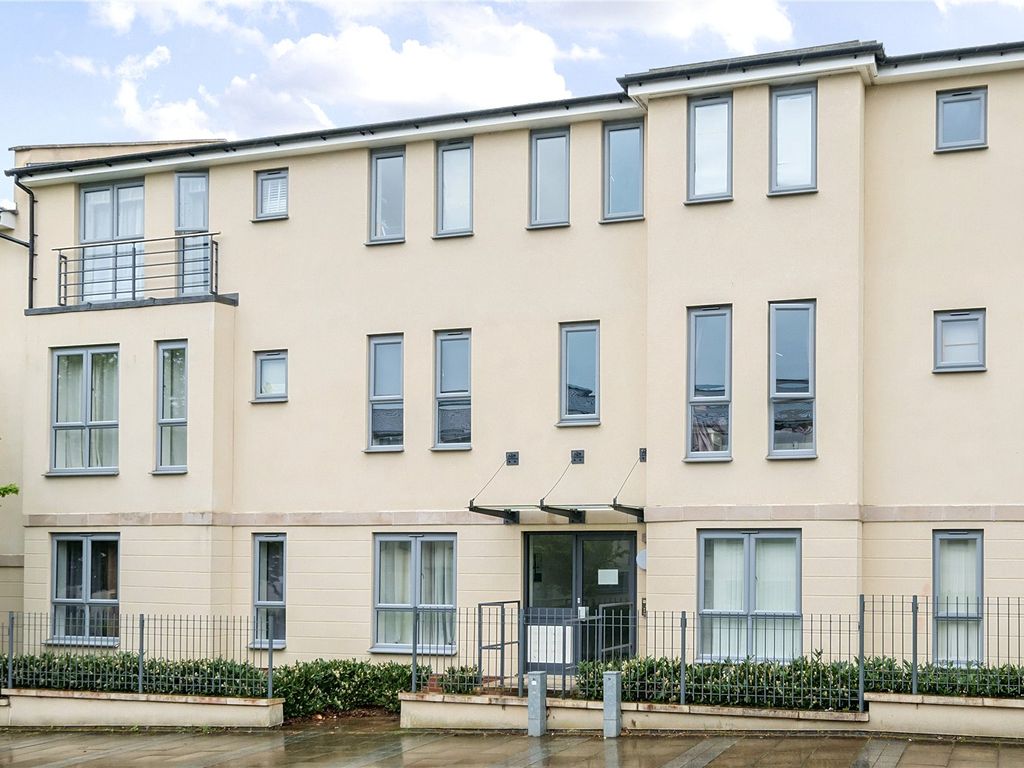 2 bed flat for sale in Springhead Parkway, Northfleet, Kent DA11, £ ...