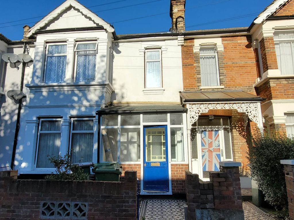2 bed flat to rent in Lathom Road, East Ham, London E6, £1,450 pcm - Zoopla