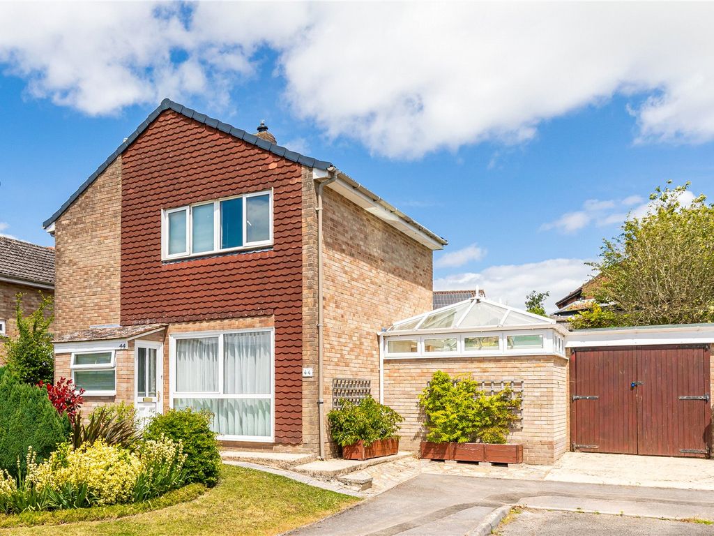 3 bed detached house for sale in Meadow Drive, Devizes, Wiltshire SN10, £325,000 - Zoopla