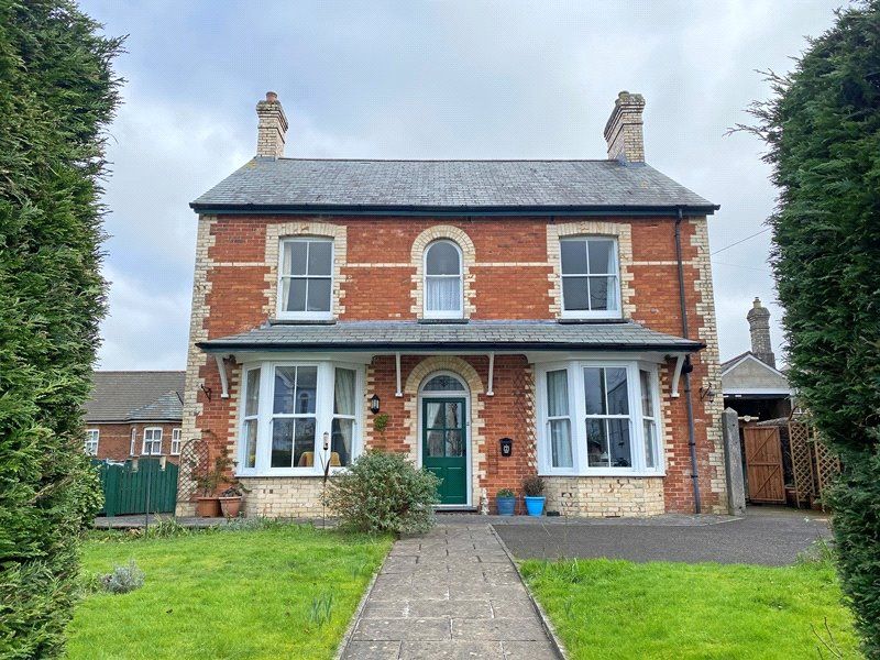 2 bed flat to rent in Menors Place, Holsworthy EX22, £700 pcm - Zoopla