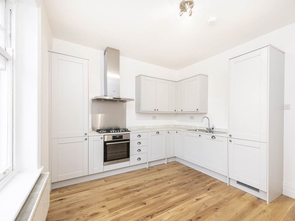 2 bed flat to rent in Commercial Road, Ashley Cross, Poole BH14 - Zoopla