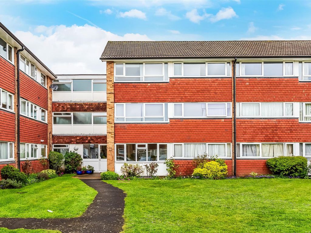 2 bed flat to rent in Master Close, Oxted RH8, £1,100 pcm - Zoopla