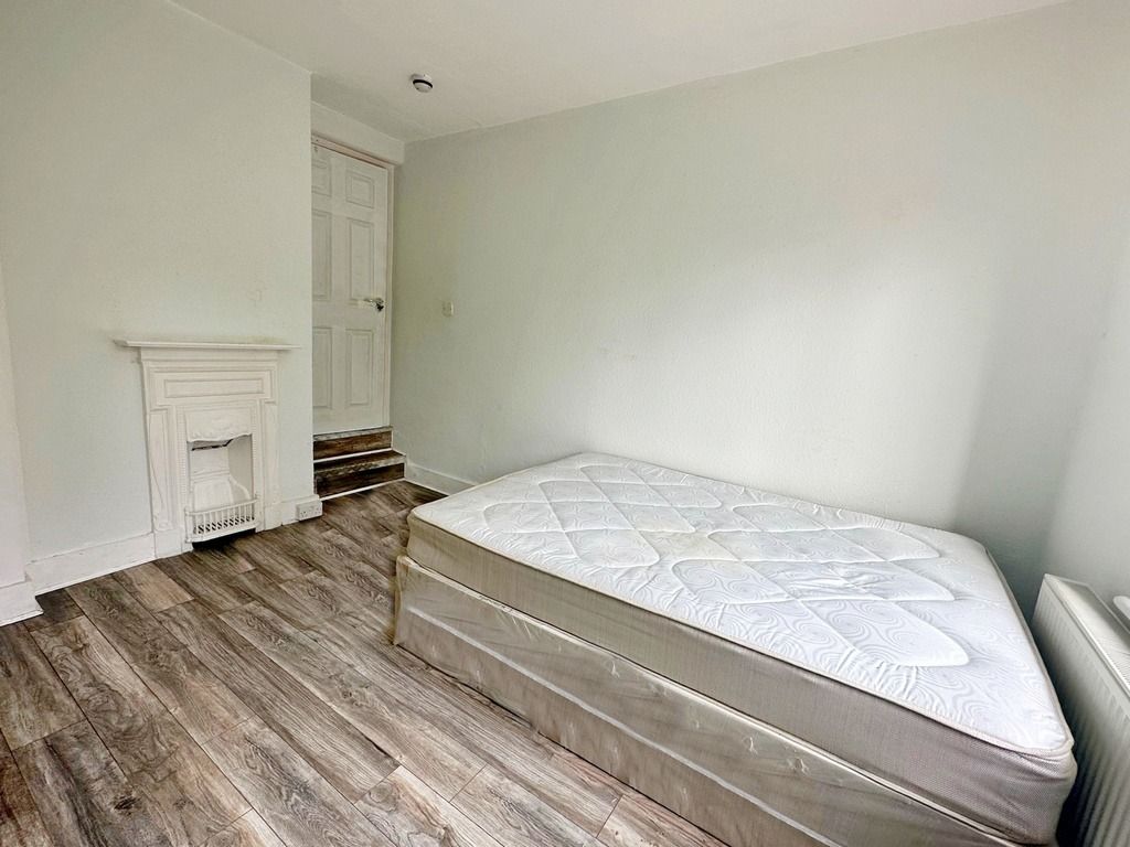 Room to rent in The Grove, Isleworth TW7, £695 pcm - Zoopla