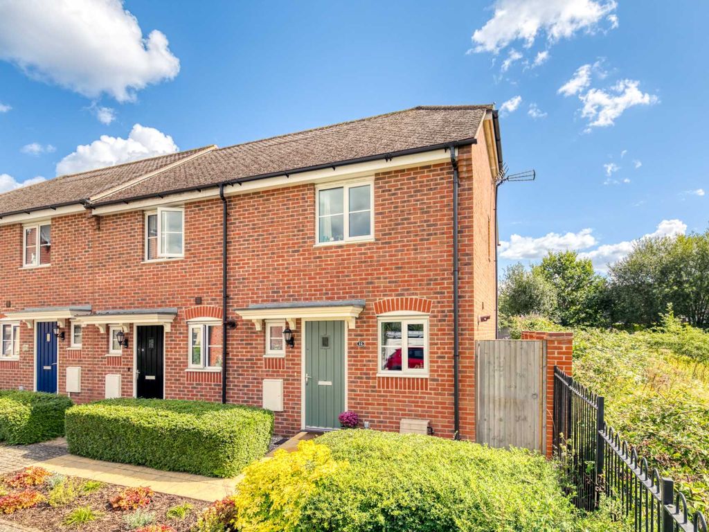 2 Bed End Terrace House For Sale In Jardine Place Bracknell Rg12 £