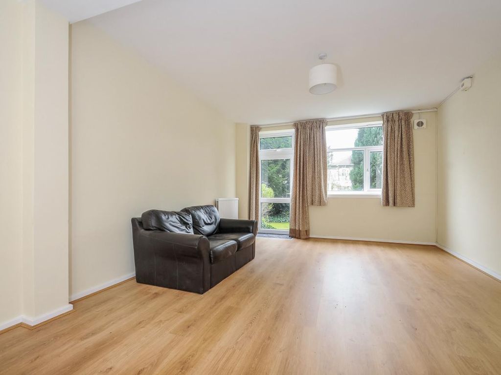 2 bed flat to rent in Carlton Drive, London SW15 - Zoopla