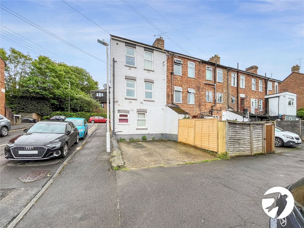 1 bed flat to rent in Seal Road, Sevenoaks, Kent TN14, £975 pcm - Zoopla