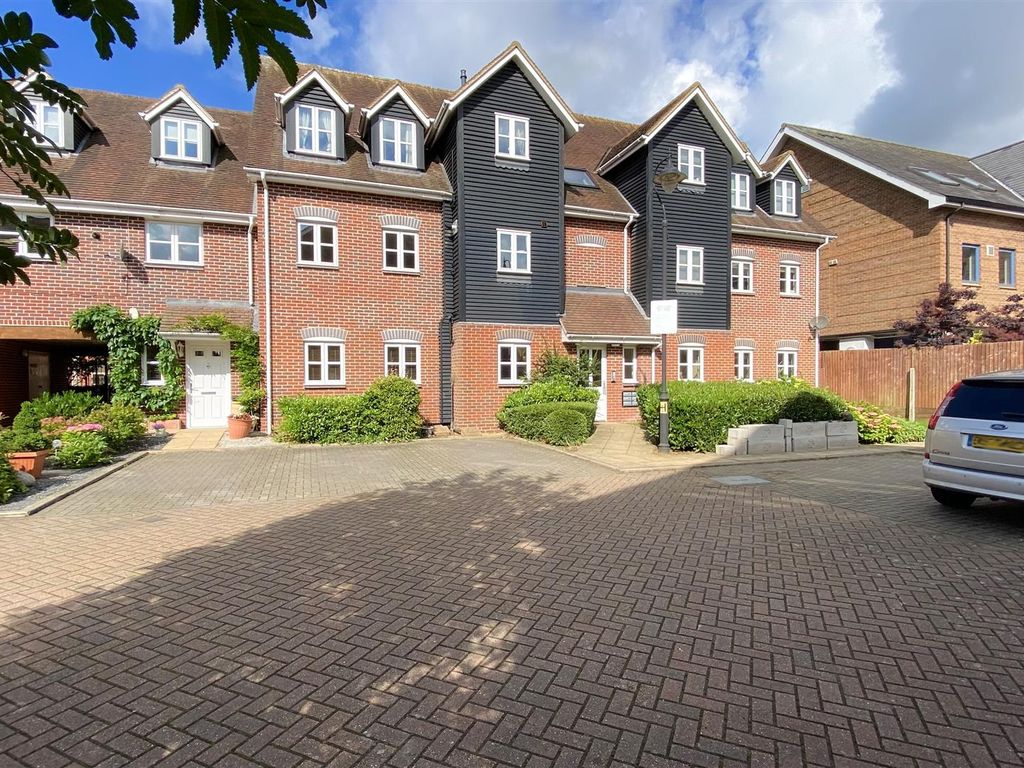 2 bed flat to rent in Howarde Court, Stevenage SG1 - Zoopla