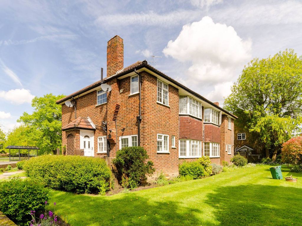 2 bed flat for sale in Ditton Lawn, Thames Ditton KT7, £400,000 - Zoopla