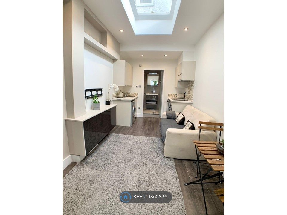 Studio to rent in The Ridgeway, London N14, £1,300 pcm - Zoopla