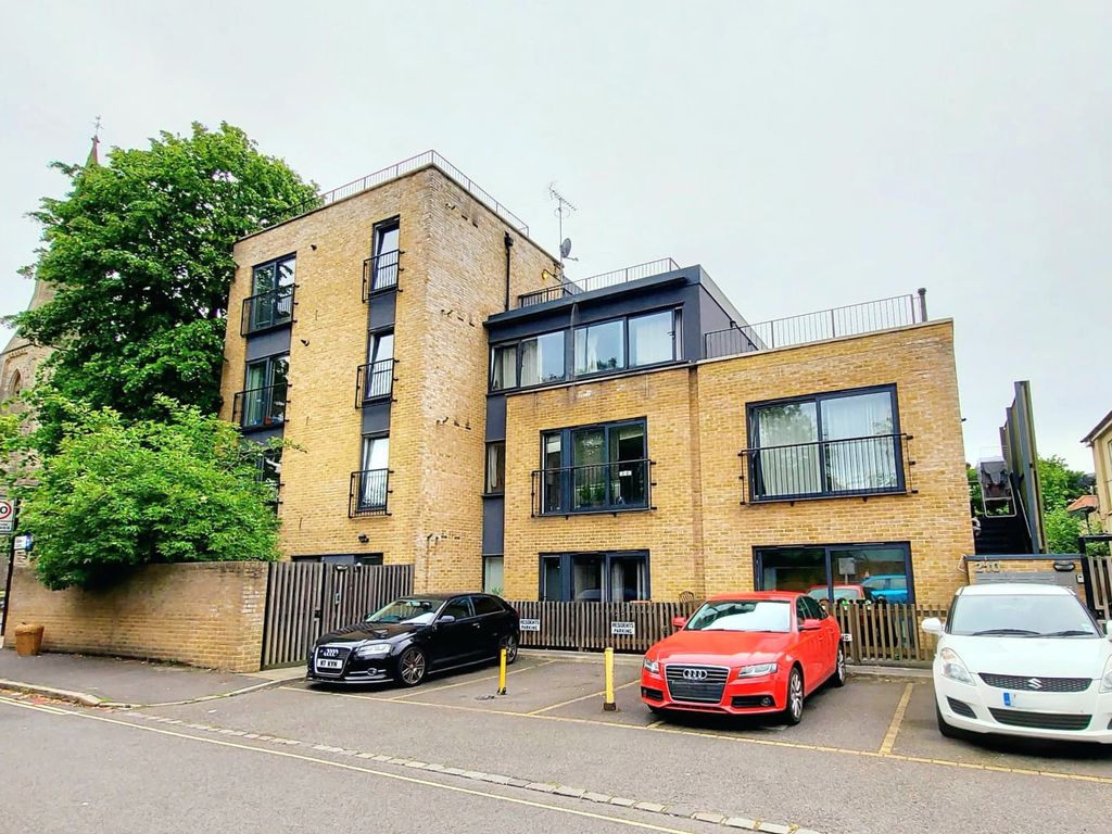 1 bed flat to rent in Bath Road, Hounslow TW4, £1,920 pcm - Zoopla