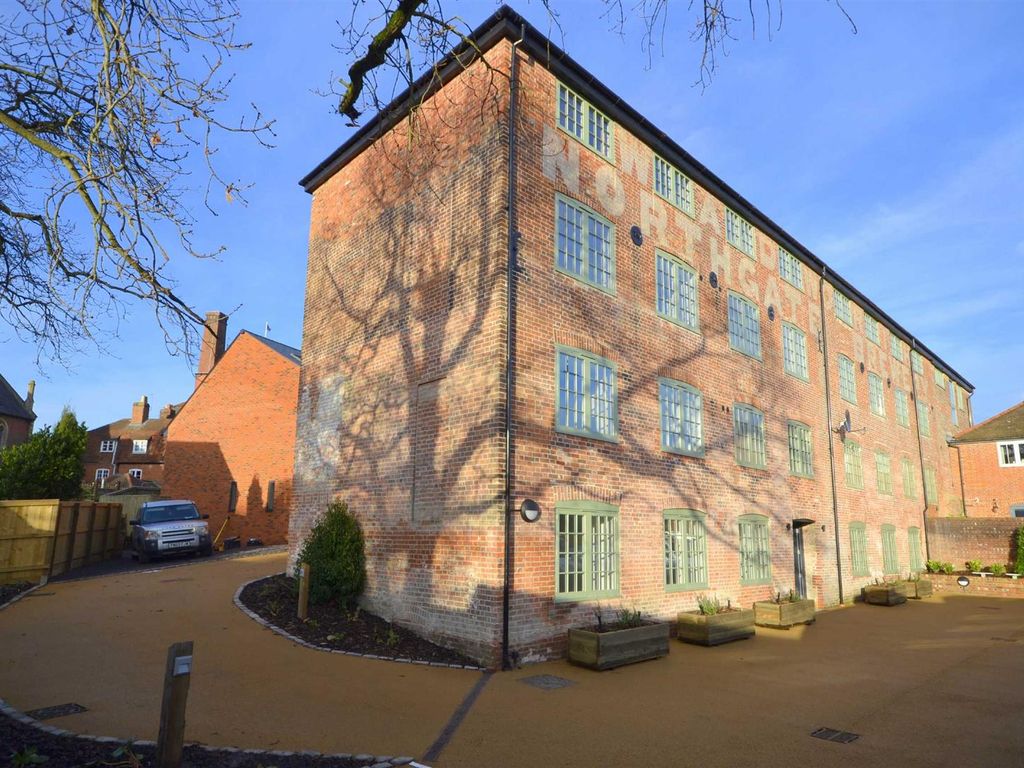 2 bed flat for sale in Northgate Street, Devizes SN10, £199,950 - Zoopla