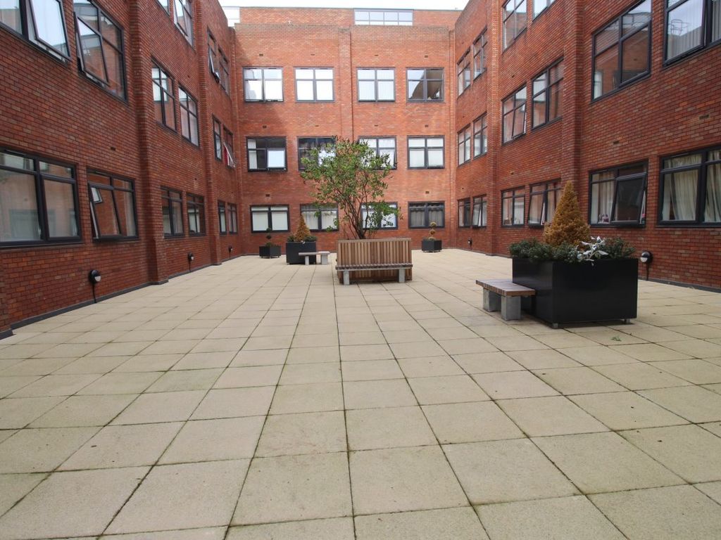 1 bed flat for sale in Flowers Way, Luton LU1, £155,000 - Zoopla