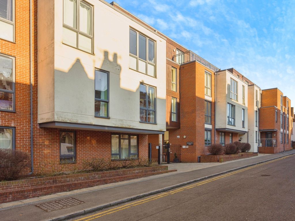 1 bed flat for sale in The Bars, Martyr Road, Guildford, Surrey GU1, £ ...