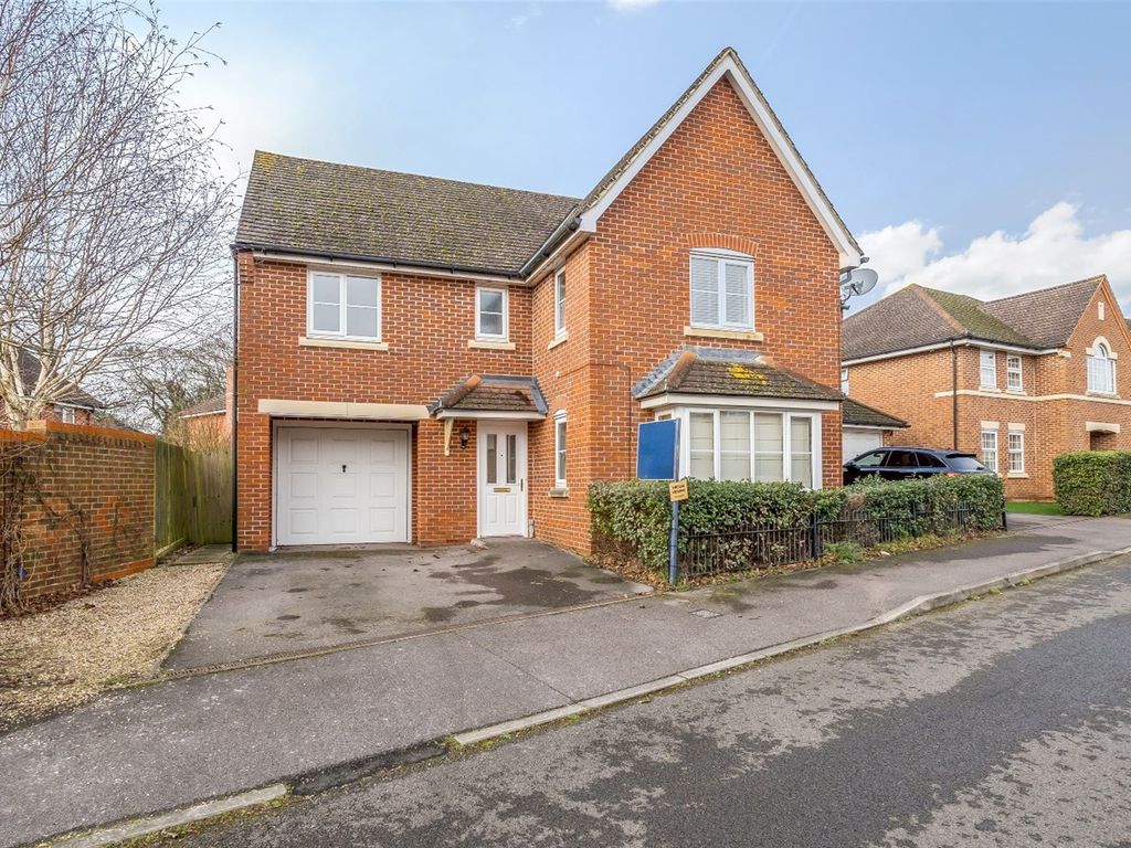 5 bed detached house to rent in Monarch Drive, Reading RG2, £2,350 pcm ...