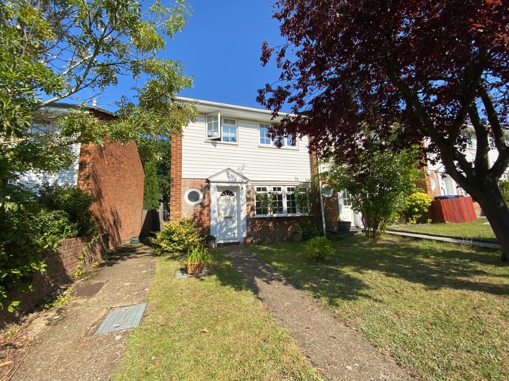 3 Bed End Terrace House For Sale In De Lara Way Woking Gu21 £475 000